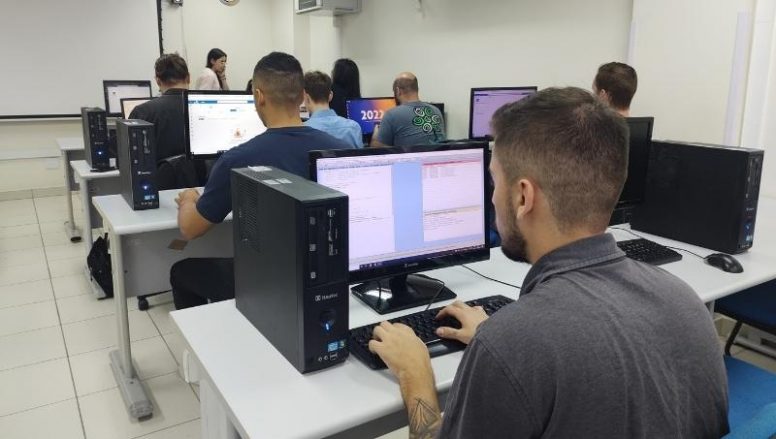 Programa Entra21 abre a corrida pela empregabilidade e libera dossiês dos alunos gratuitamente a ...